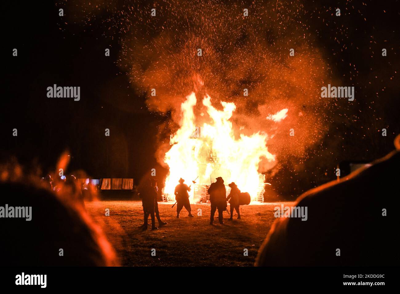 People watch the Wallingford 1155 Bonfire & Fireworks night at the ...
