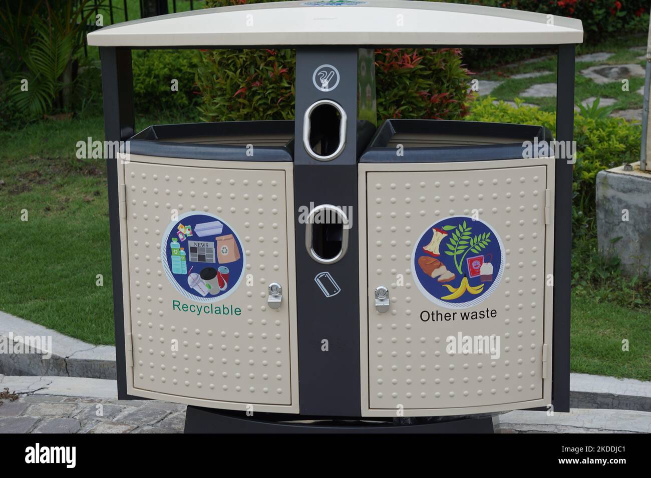 Modern rubbish bin in a park Stock Photo - Alamy
