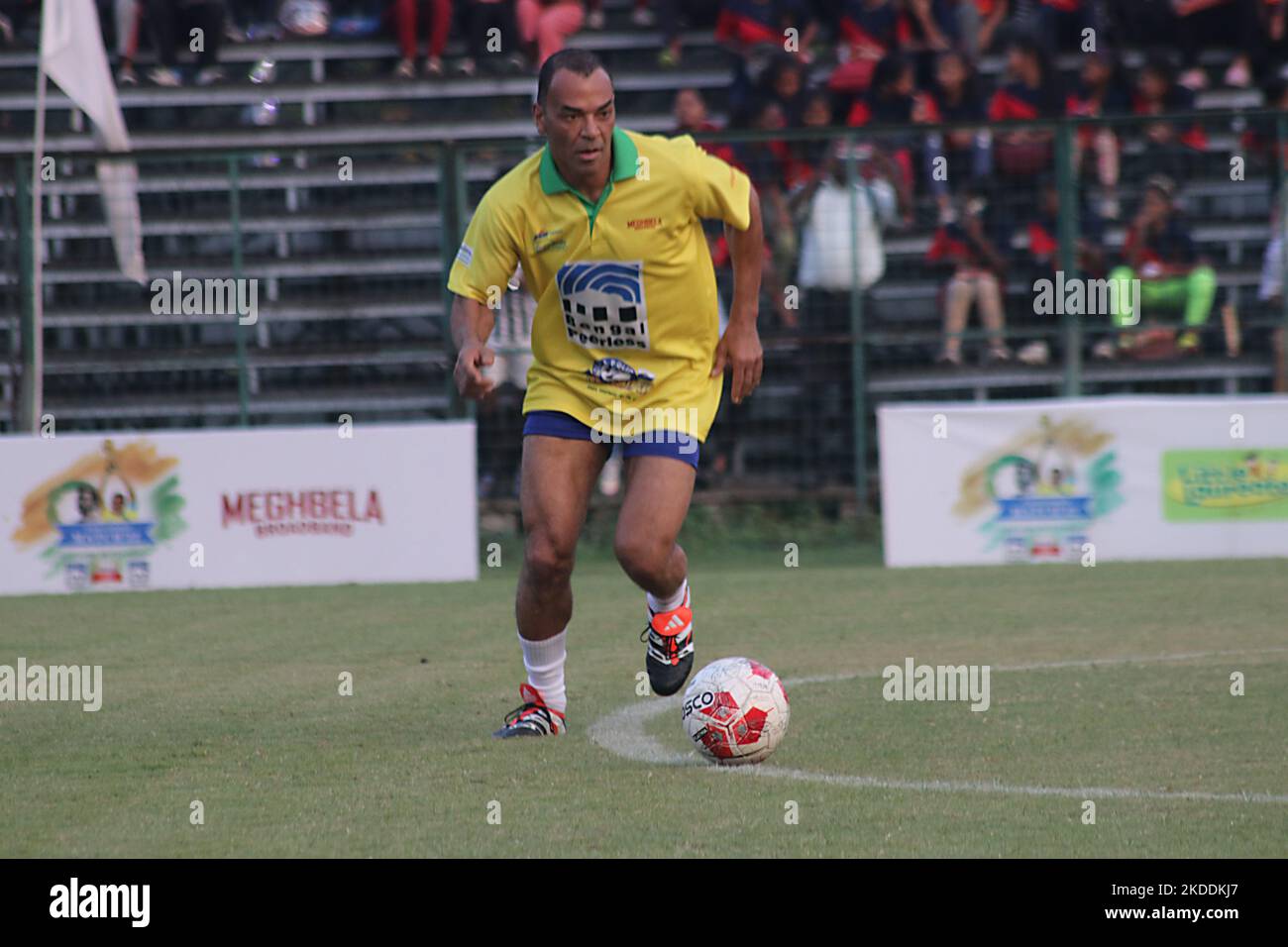 Kolkata, West Bengal, India. 5th Nov, 2022. Brazil legend Cafu (Yellow ...