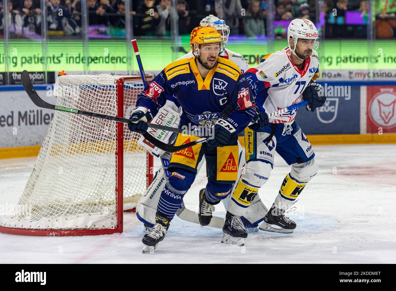 PostFinance top scorer Jan Kovar (EV Zug) and #77 Matteo Nodari (Kloten ...