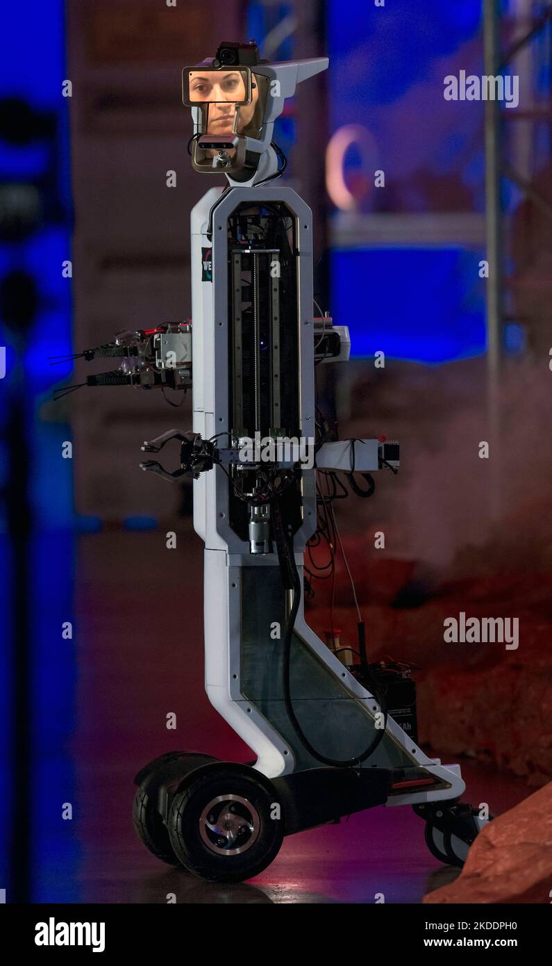 Long Beach, California, USA. 05th Nov, 2022. The robot from Dragon Tree ...