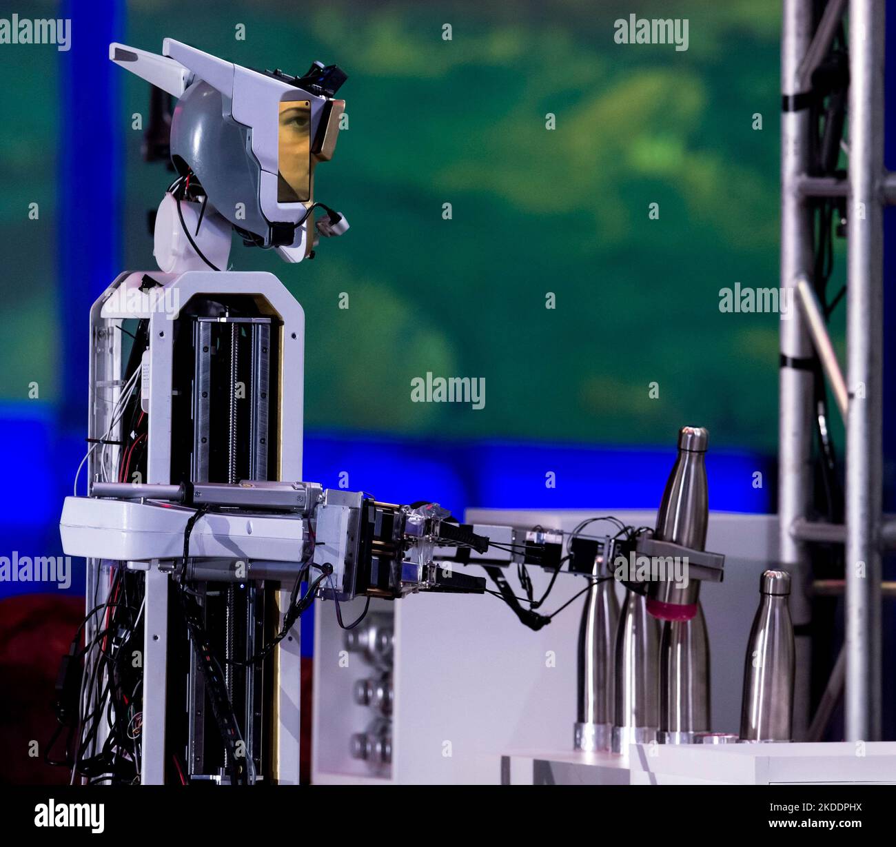 Long Beach, California, USA. 05th Nov, 2022. The robot from Dragon Tree ...