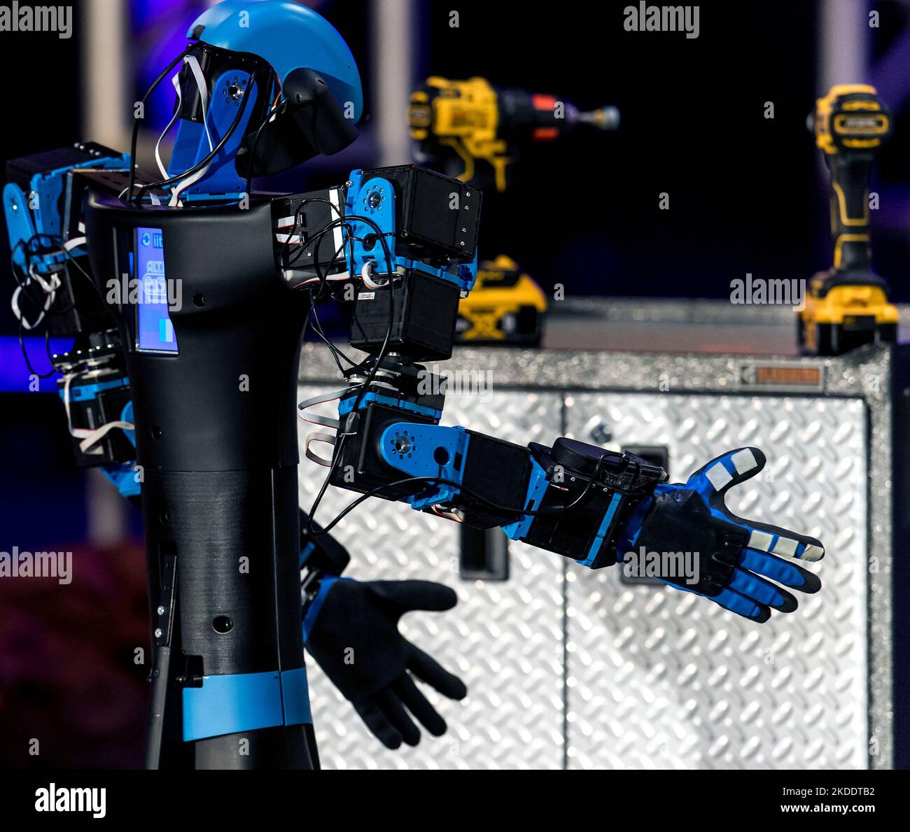 Long Beach, California, USA. 05th Nov, 2022. The robot built by ...