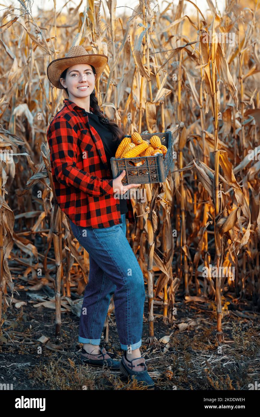 Woman with corn on the cob hi-res stock photography and images - Alamy