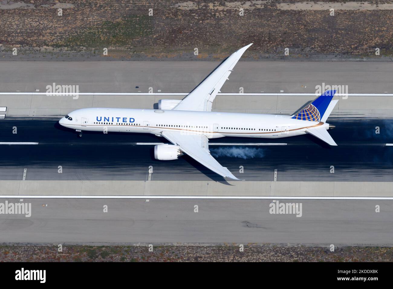 United Airlines Boeing 787 Dreamliner airplane landing. Aircraft 787-10 ...