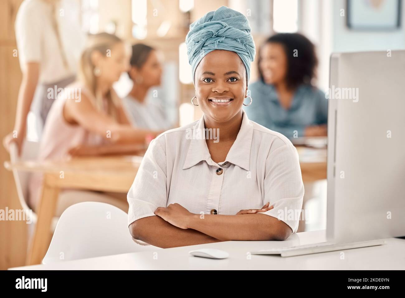 Woman in technology computer hi-res stock photography and images - Alamy