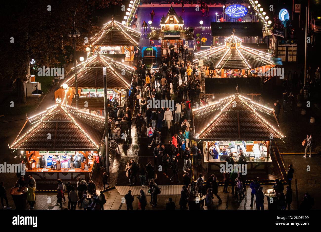 Stuttgart, Germany. 04th Nov, 2022. People visit Stuttgart's "Winter ...