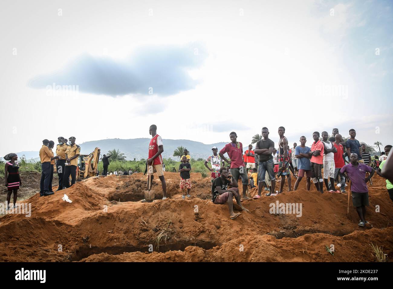 Freetown, Sierra Leone. 9th Nov, 2021. Gravediggers work ahead of a ...