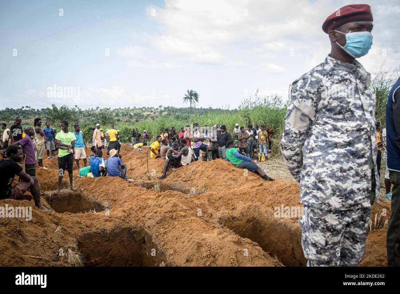 Mass burial hi-res stock photography and images - Alamy