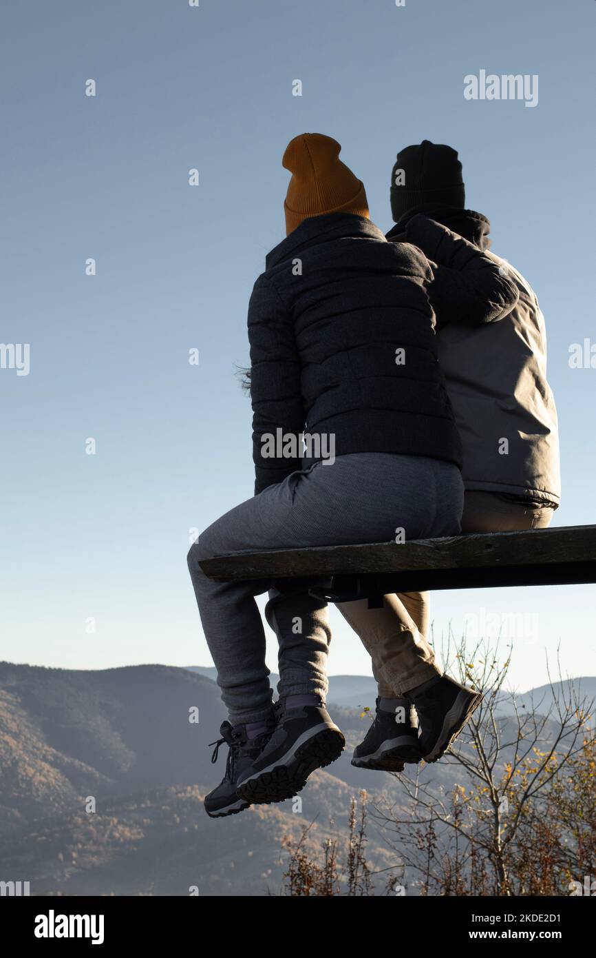 Couple from behind and hill hi-res stock photography and images - Alamy