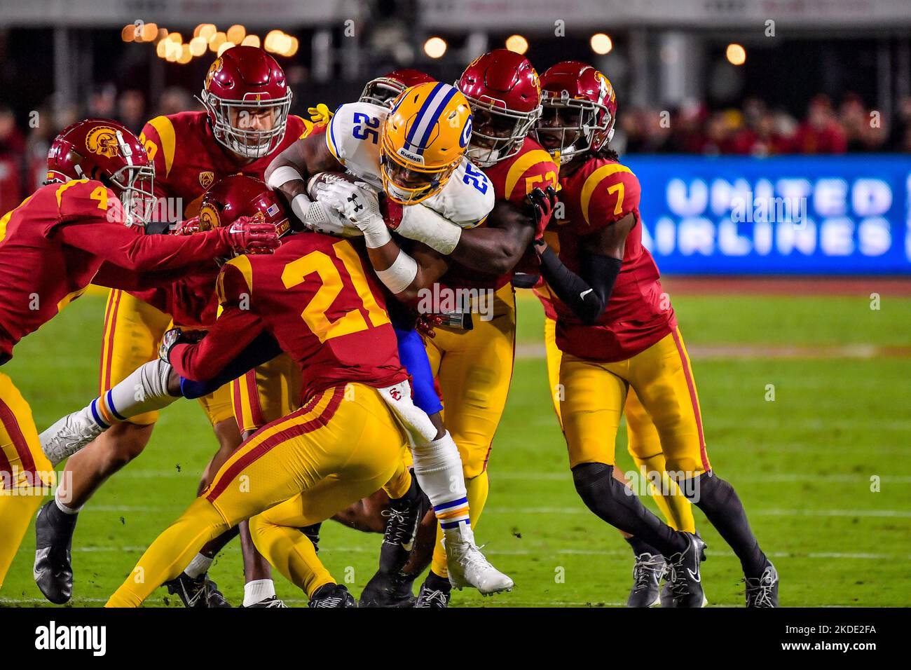 Los Angeles, CA. 5th Nov, 2022. California Golden Bears running back ...