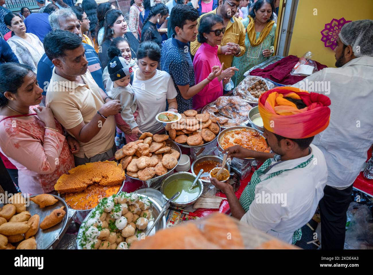 New Delhi, India. 05th Nov, 2022. A crowded Rajasthan food stall at ...
