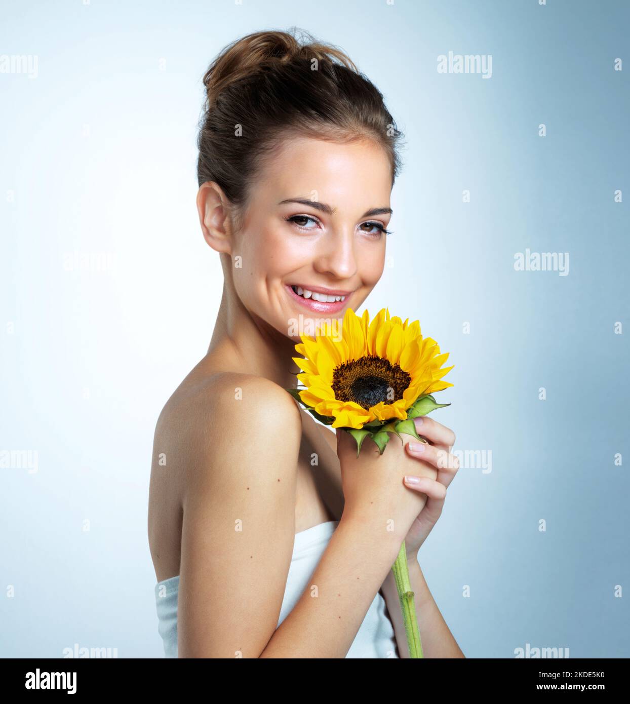Pose with sunflower hi-res stock photography and images - Alamy