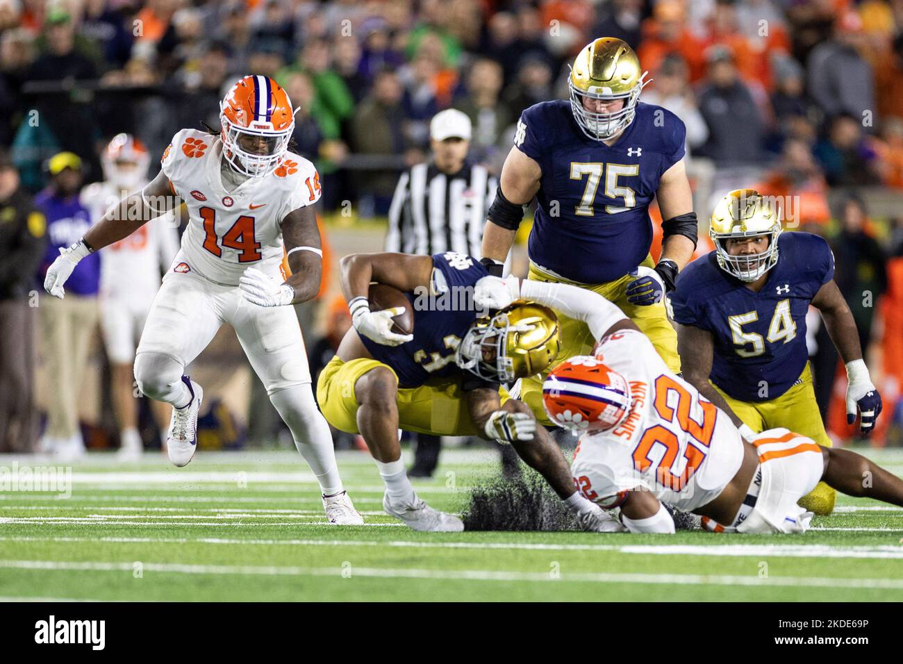 South Bend, Indiana, USA. 05th Nov, 2022. Clemson linebacker Trenton Simpson (22) makes the ...