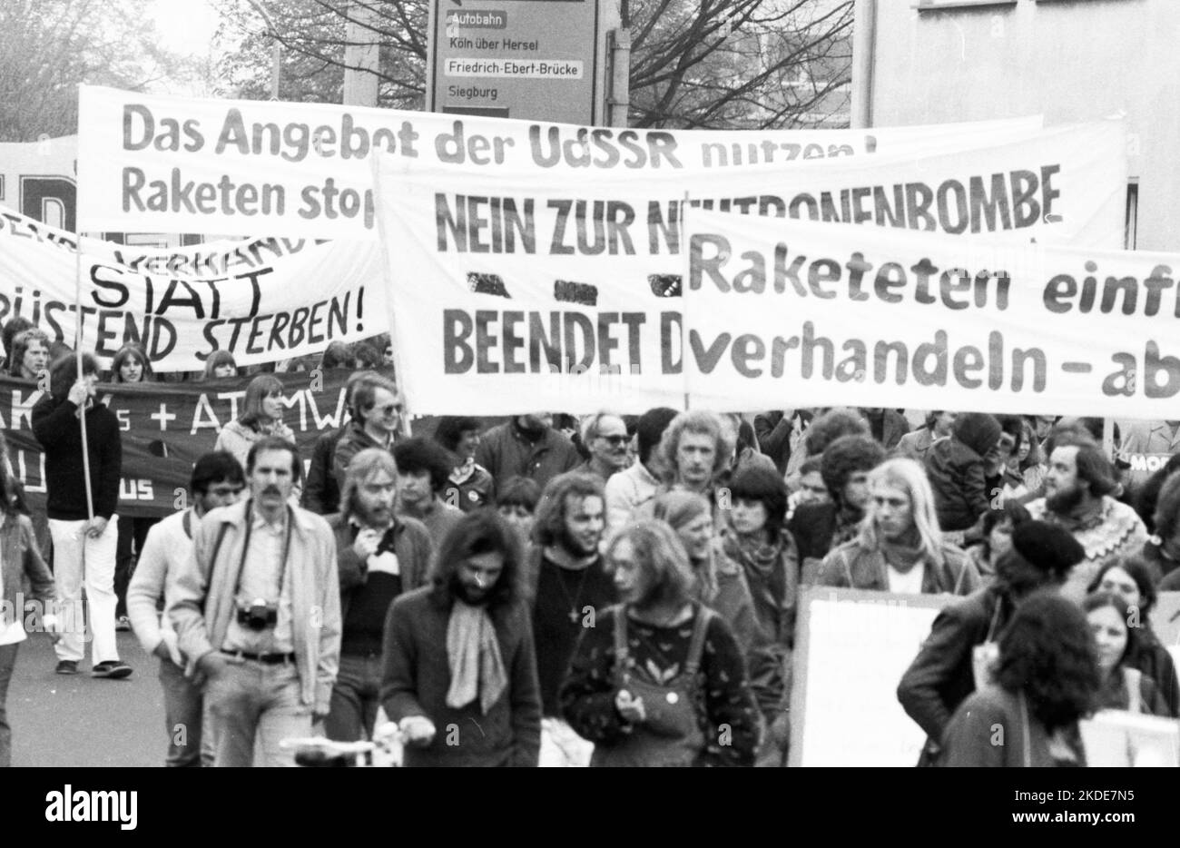 25, 000 called by the peace movement demonstrated against new nuclear ...