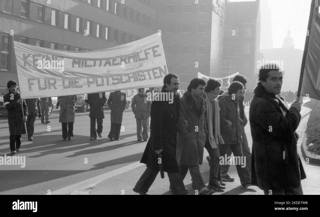 8000 Turks and their families demonstrated against the military ...