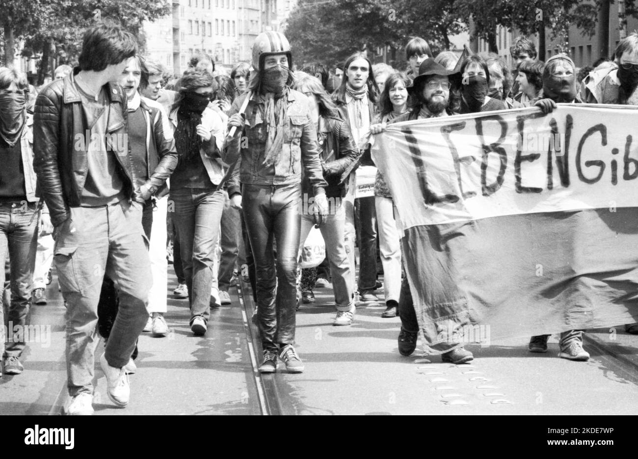 Autonomous groups of the left scene occupied an empty factory (Bo ...