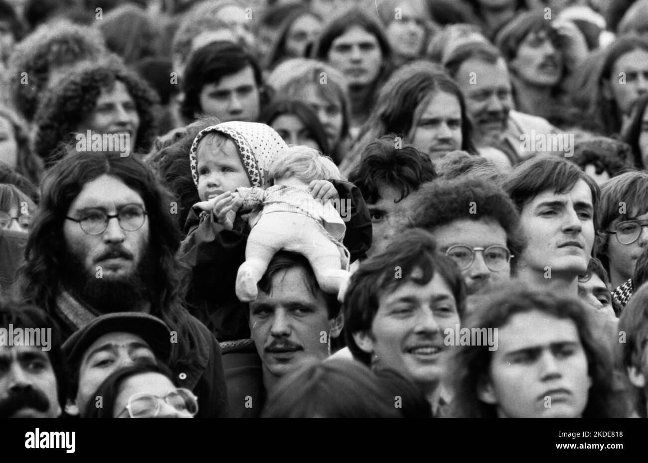 More than 300, 000 people attended the largest peace demonstration in ...