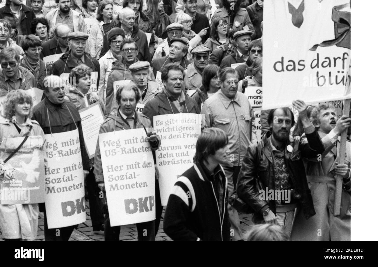 More than 300, 000 people attended the largest peace demonstration in ...