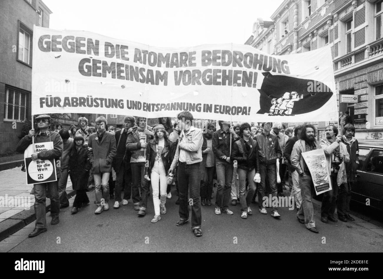 More than 300, 000 people attended the largest peace demonstration in ...