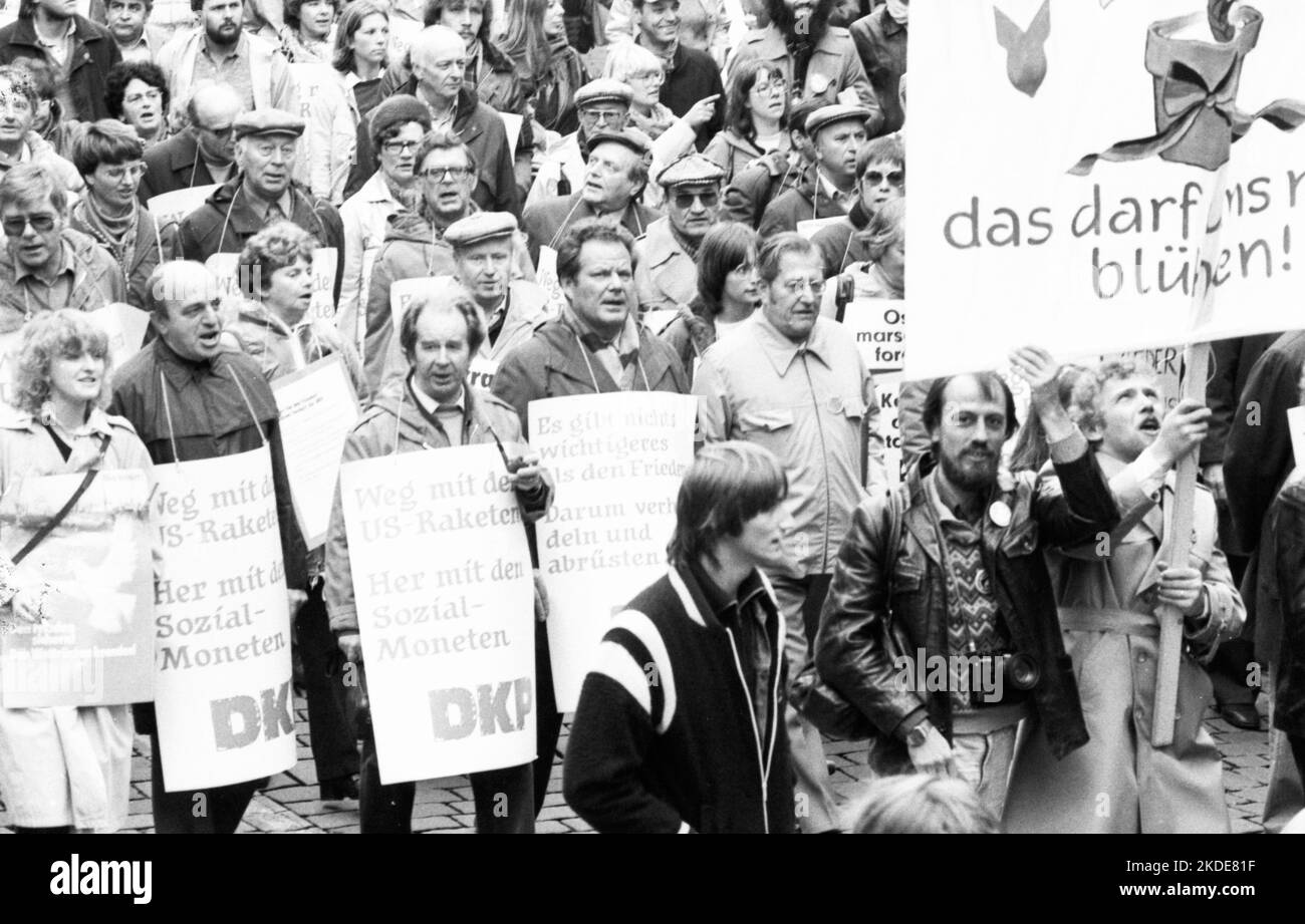 More than 300, 000 people attended the largest peace demonstration in ...