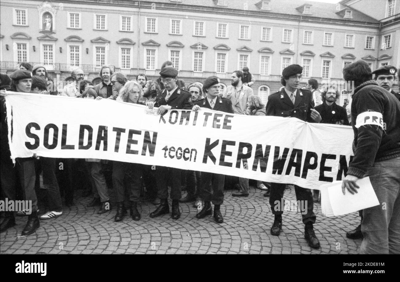 More than 300, 000 people attended the largest peace demonstration in ...