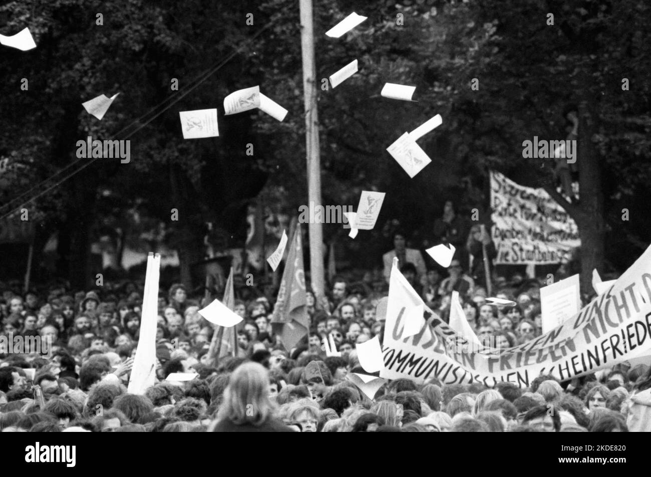 More than 300, 000 people attended the largest peace demonstration in ...