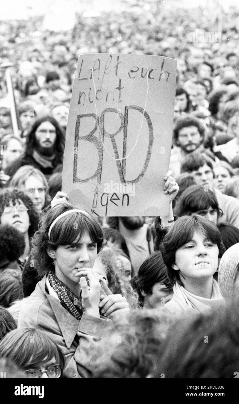 More than 300, 000 people attended the largest peace demonstration in ...