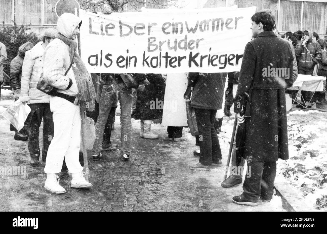 Peace movement demonstrates against missile bases despite heavy ...