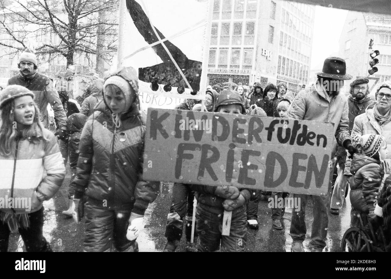 Peace movement demonstrates against missile bases despite heavy ...