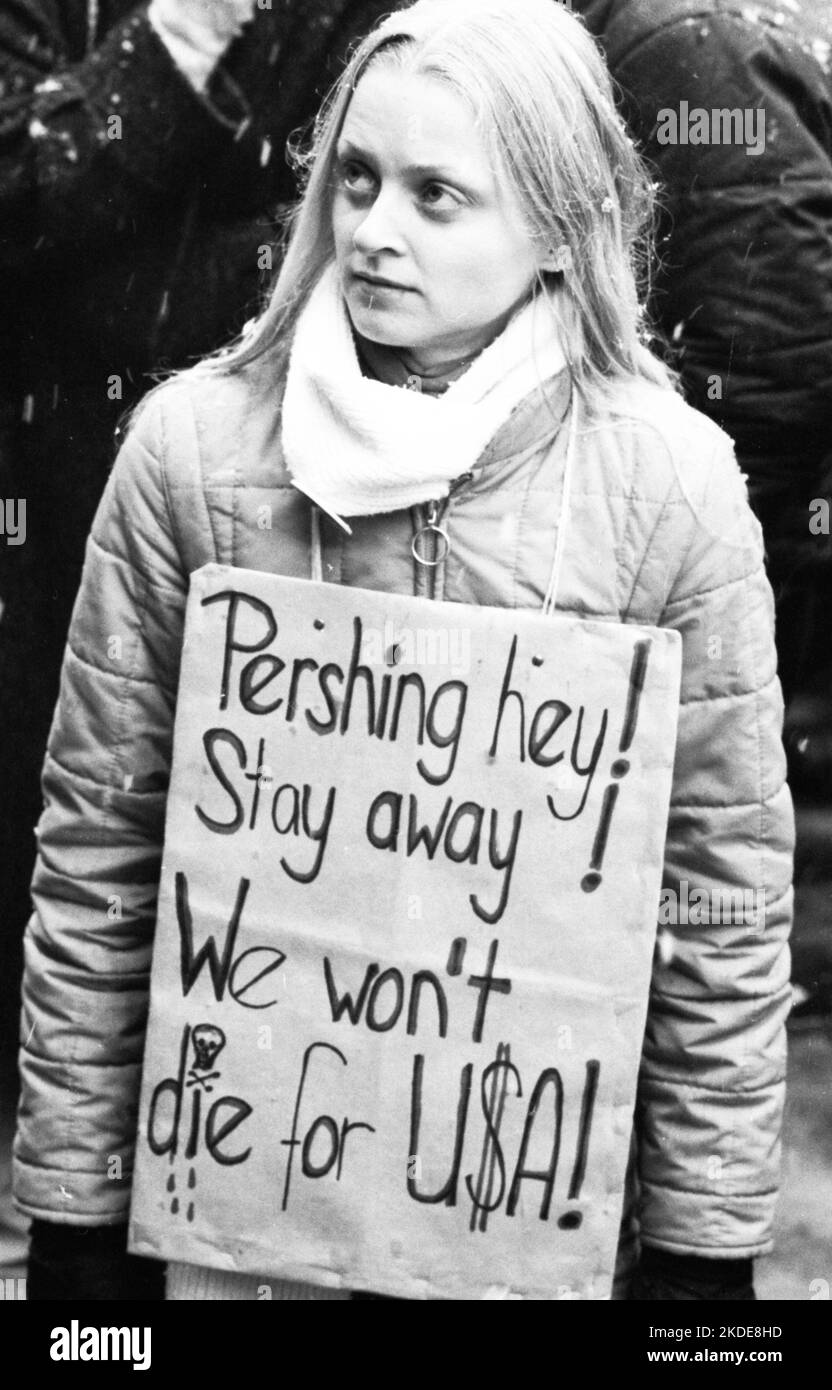 Peace movement demonstrates against missile bases despite heavy ...