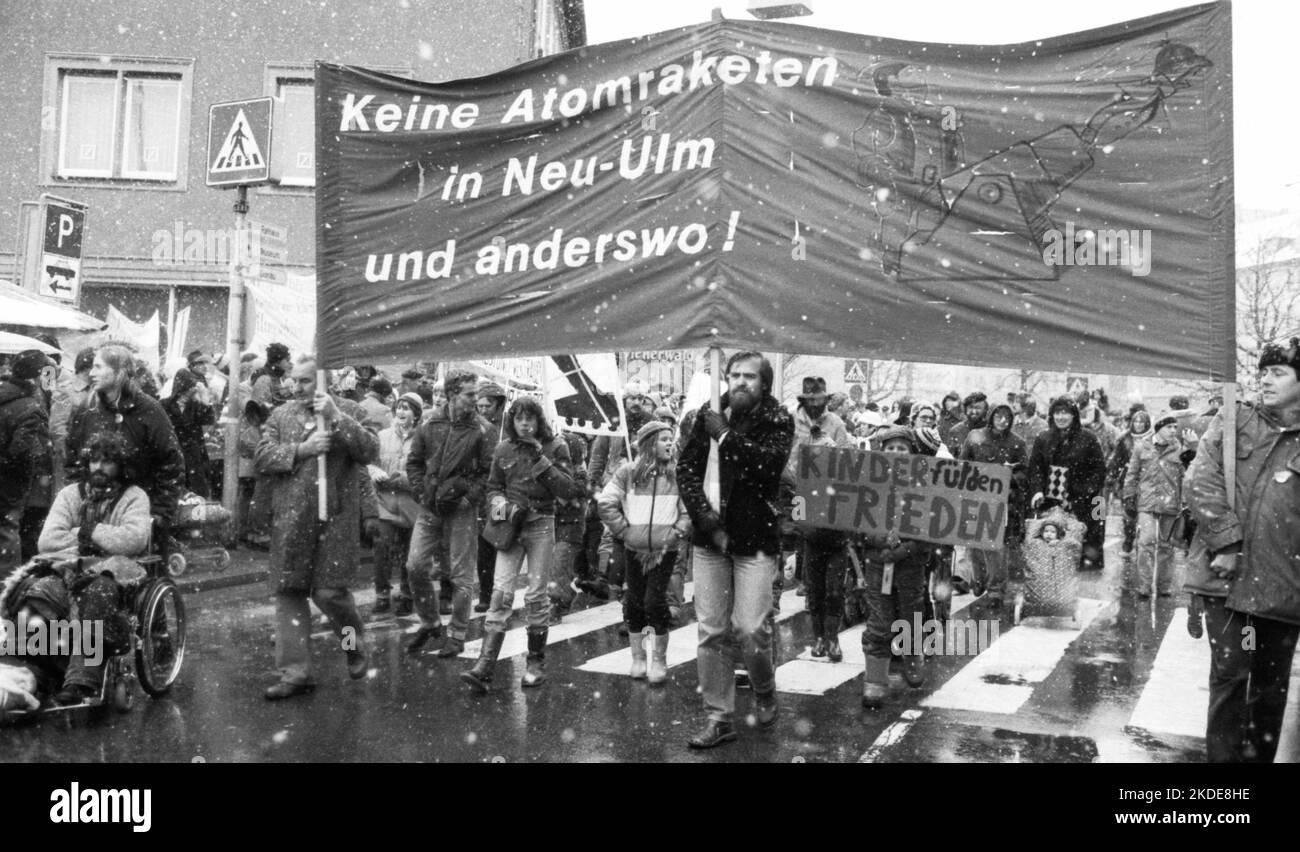 Peace movement demonstrates against missile bases despite heavy ...