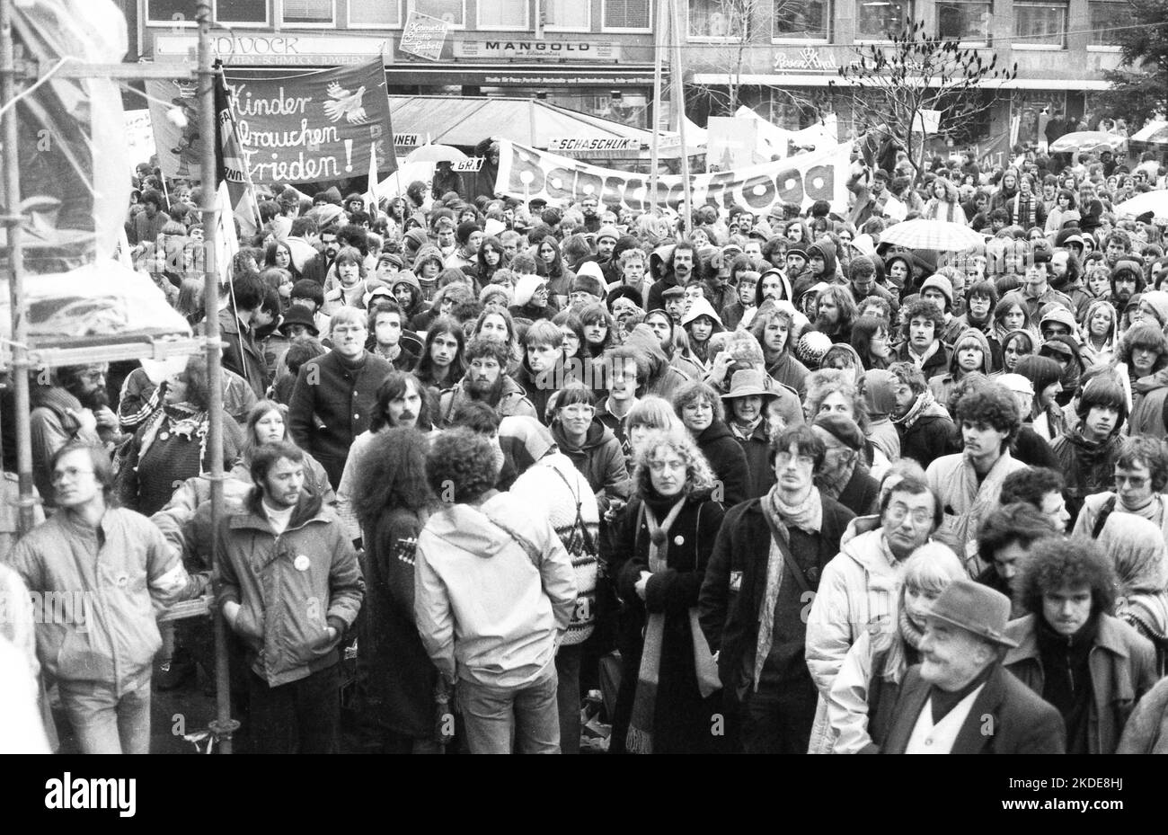 Peace movement demonstrates against missile bases despite heavy ...