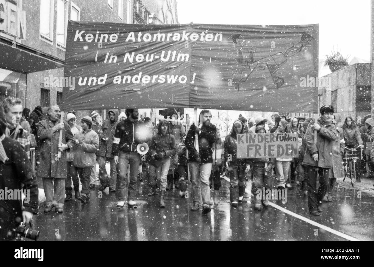 Peace movement demonstrates against missile bases despite heavy ...