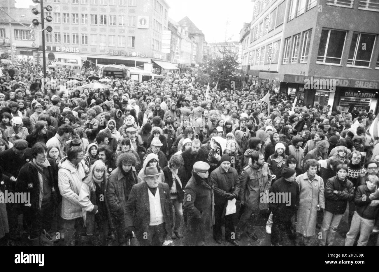Peace movement demonstrates against missile bases despite heavy ...