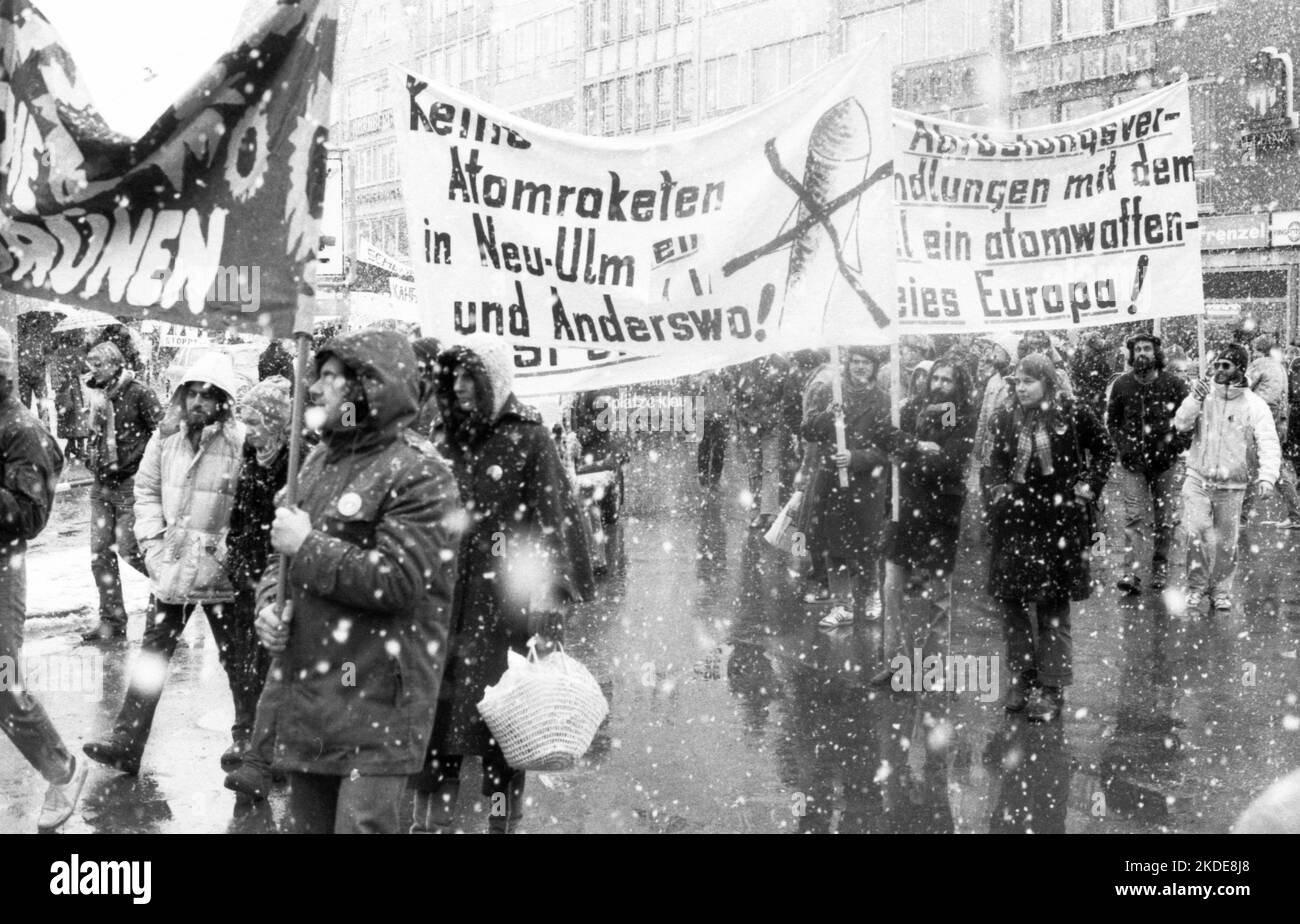 Peace movement demonstrates against missile bases despite heavy ...