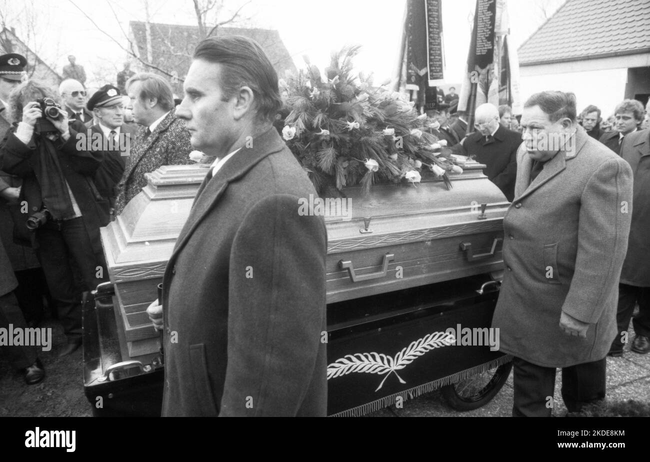 The funeral of Hans-Ullrich Rudel, the only Knight's Cross winner with ...
