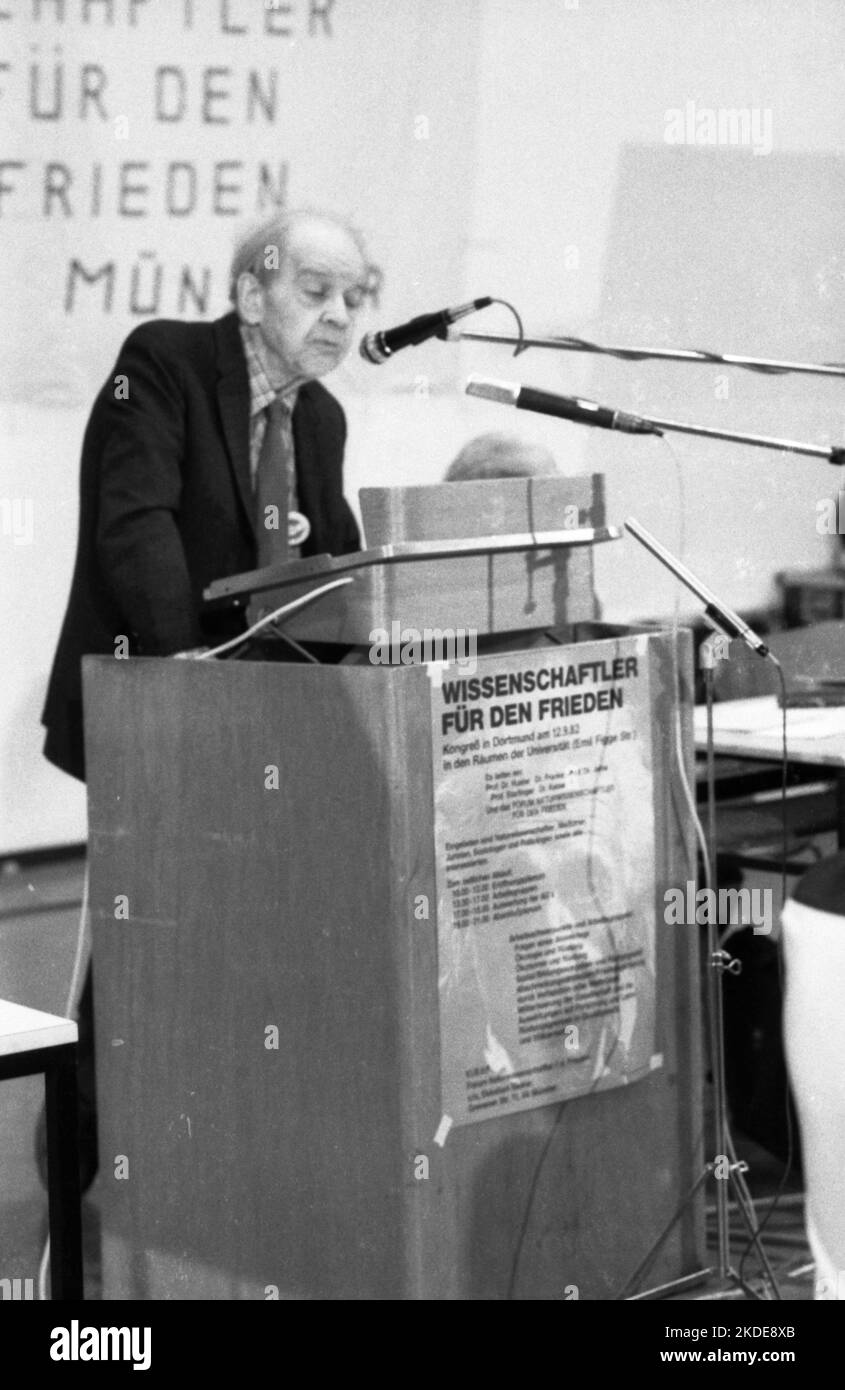 Meetings of scientists Black and White Stock Photos & Images - Alamy