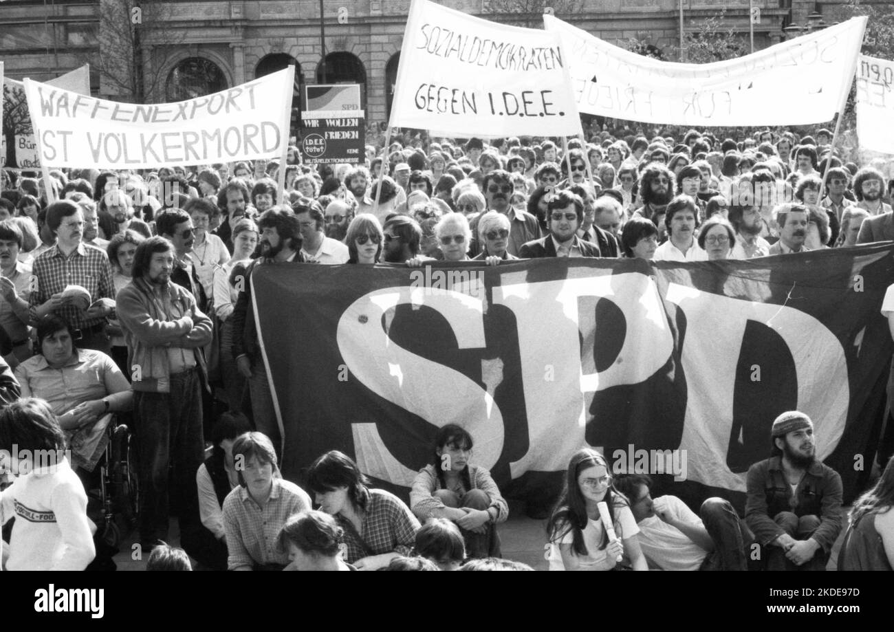 20, 000 demonstrators called by the peace movement, the SPD and other ...