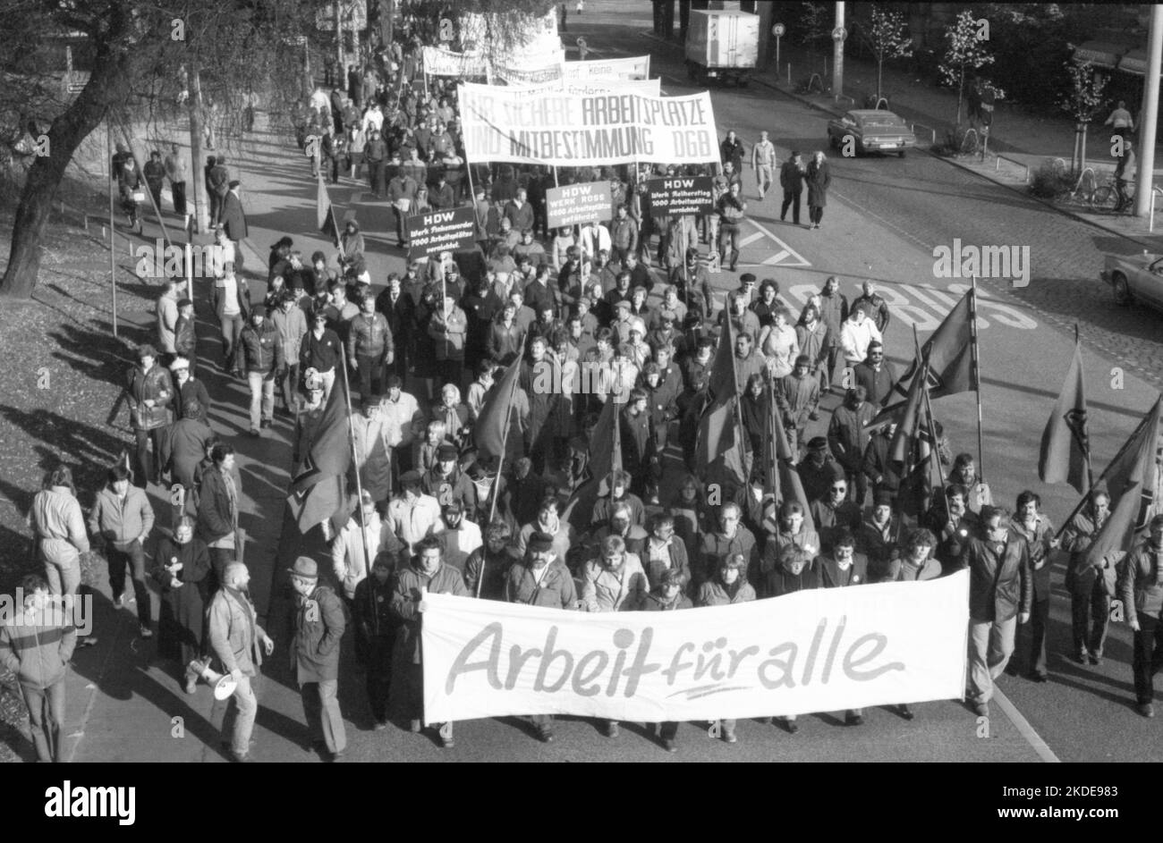 More than 100, 000 followed the DGB's call in 1982 for a large ...
