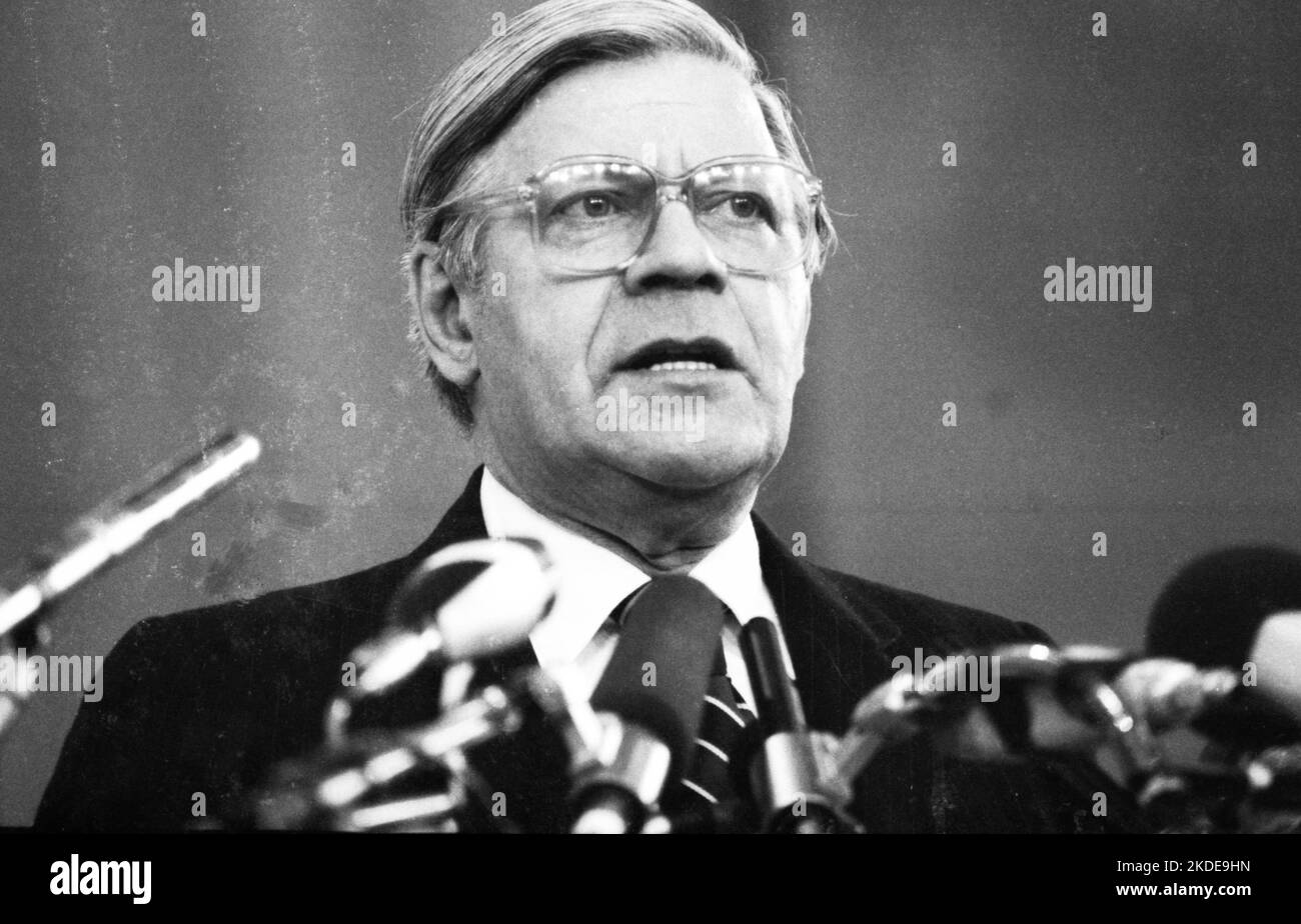 SPD Party Conference April 1982. Helmut Schmidt, Germany Stock Photo ...