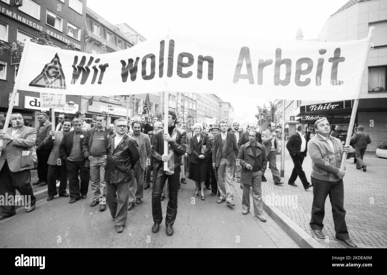 In 1982, about 20, 000 steelworkers demonstrated with black flags of ...