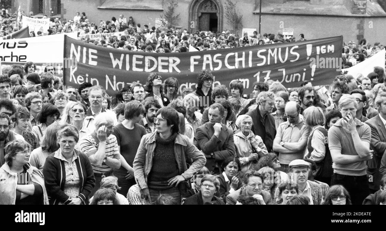 Called by the German Trade Union Confederation (DGB), about 10, 000 ...