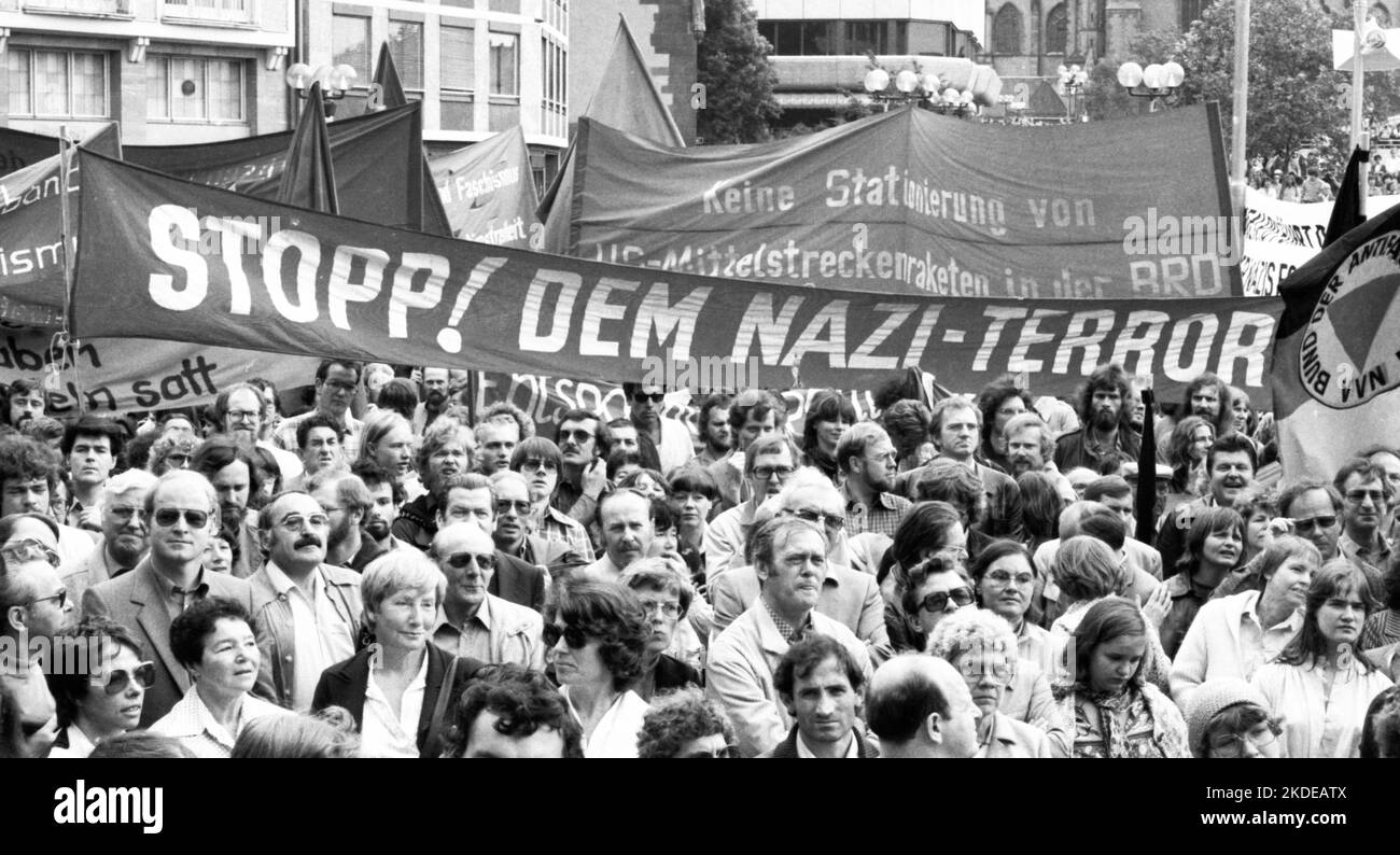 Called by the German Trade Union Confederation (DGB), about 10, 000 ...