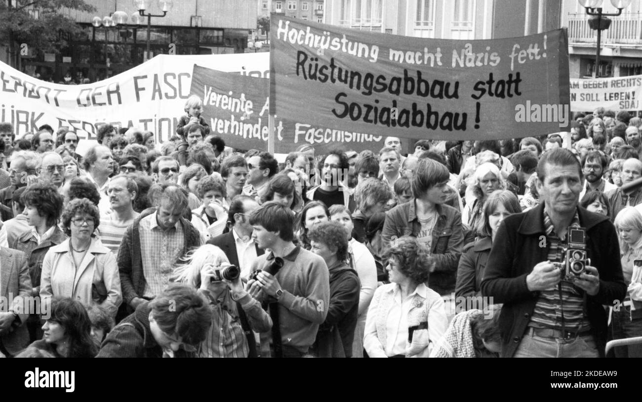 Called by the German Trade Union Confederation (DGB), about 10, 000 ...