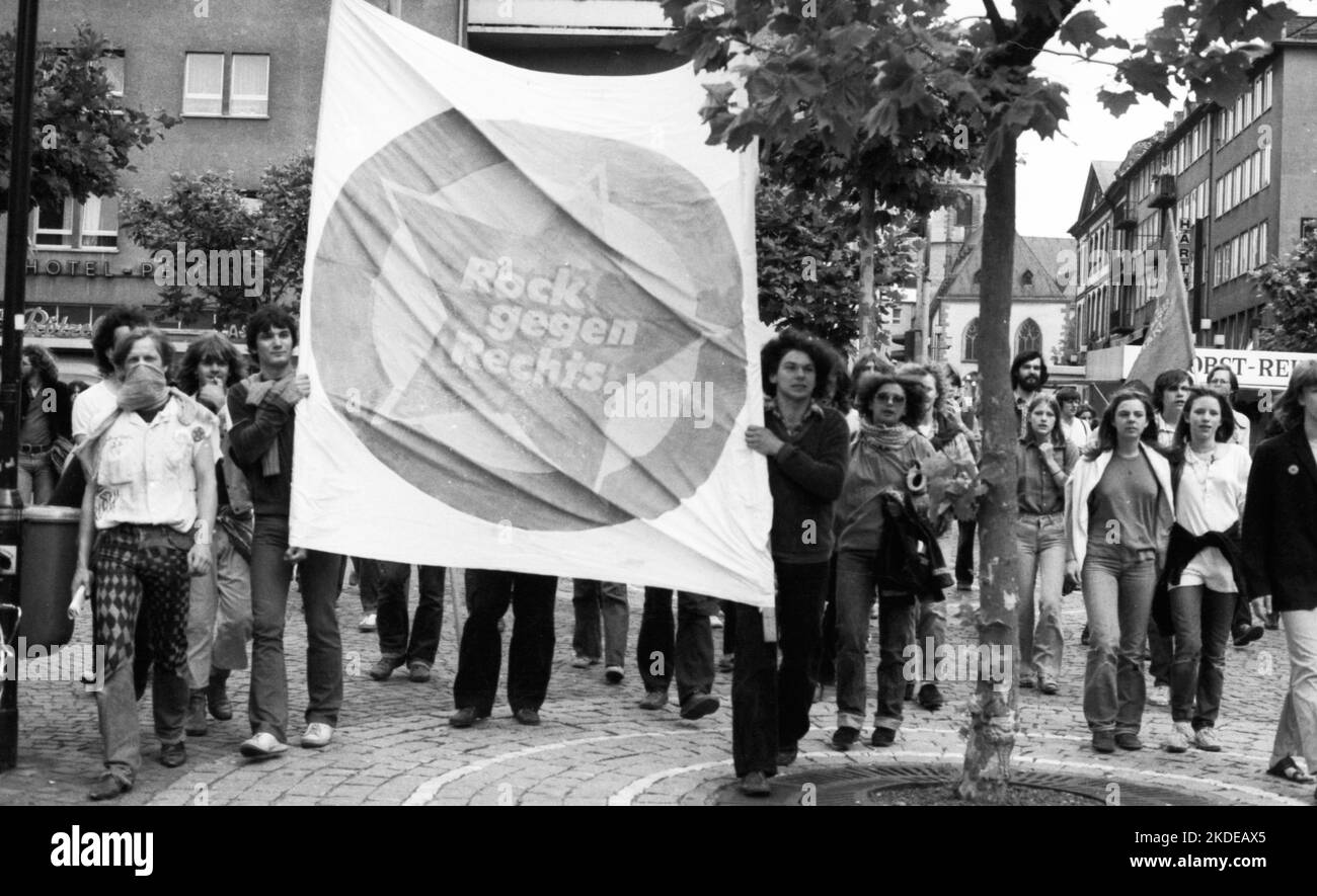 Called by the German Trade Union Confederation (DGB), about 10, 000 ...