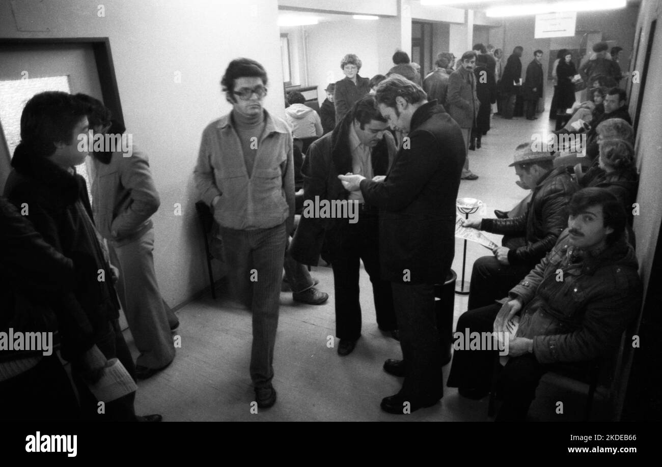 Large crowd of unemployed people at the labour office on 23.01.1980 in ...