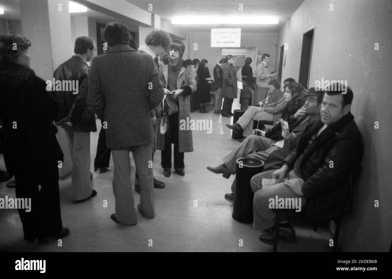 Large crowd of unemployed people at the labour office on 23.01.1980 in ...