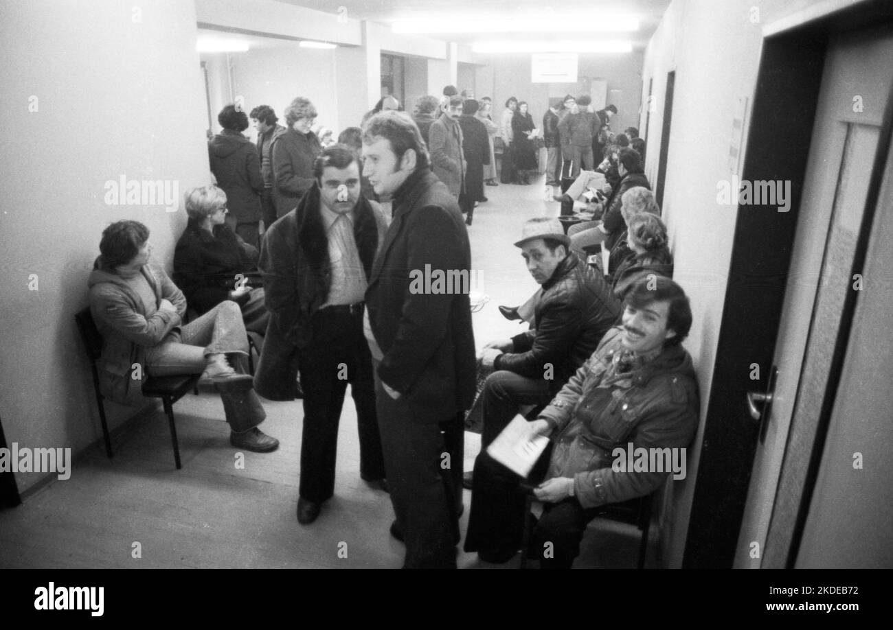 Large crowd of unemployed people at the labour office on 23.01.1980 in ...