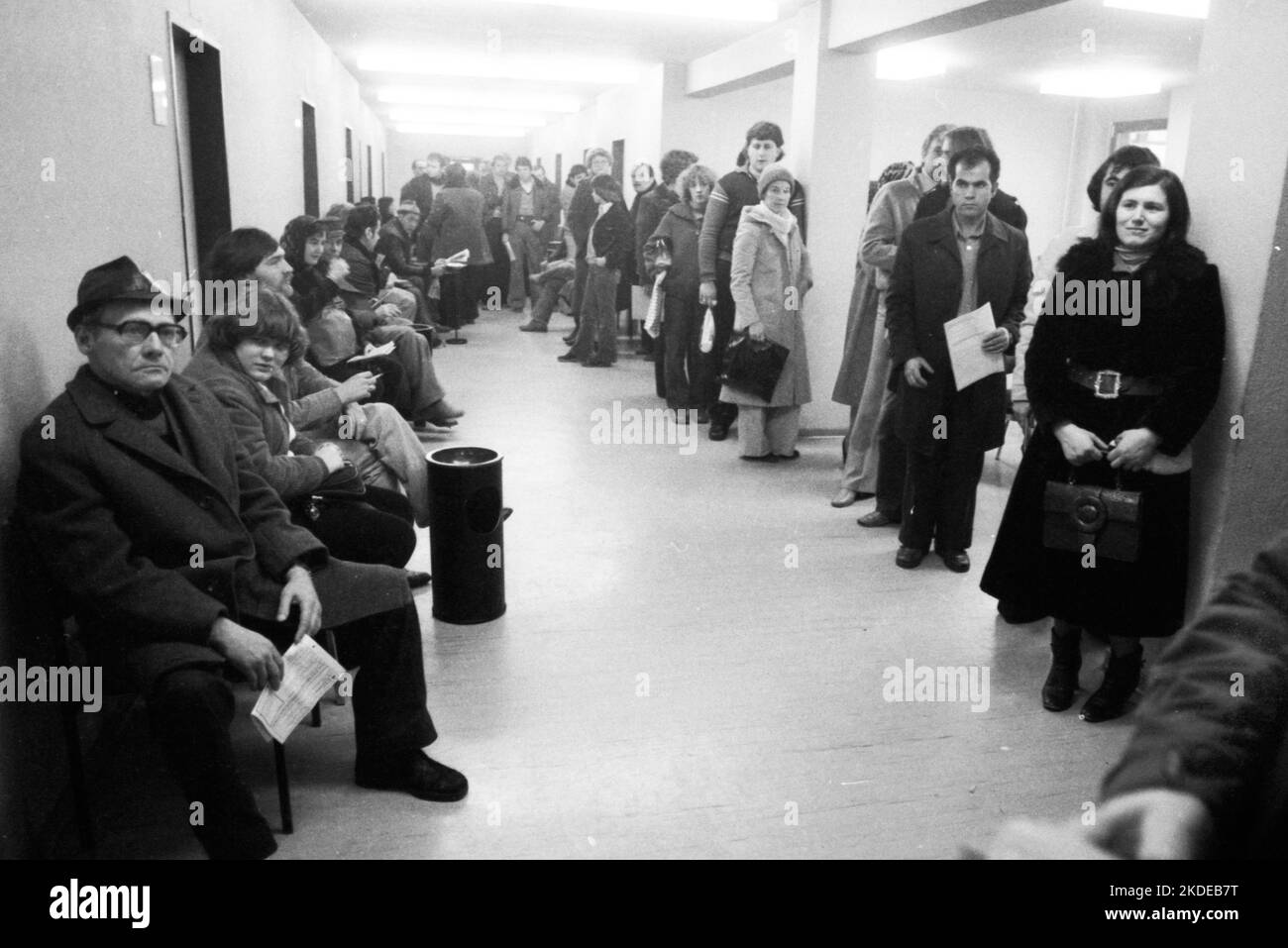 Large crowd of unemployed people at the labour office on 23.01.1980 in ...